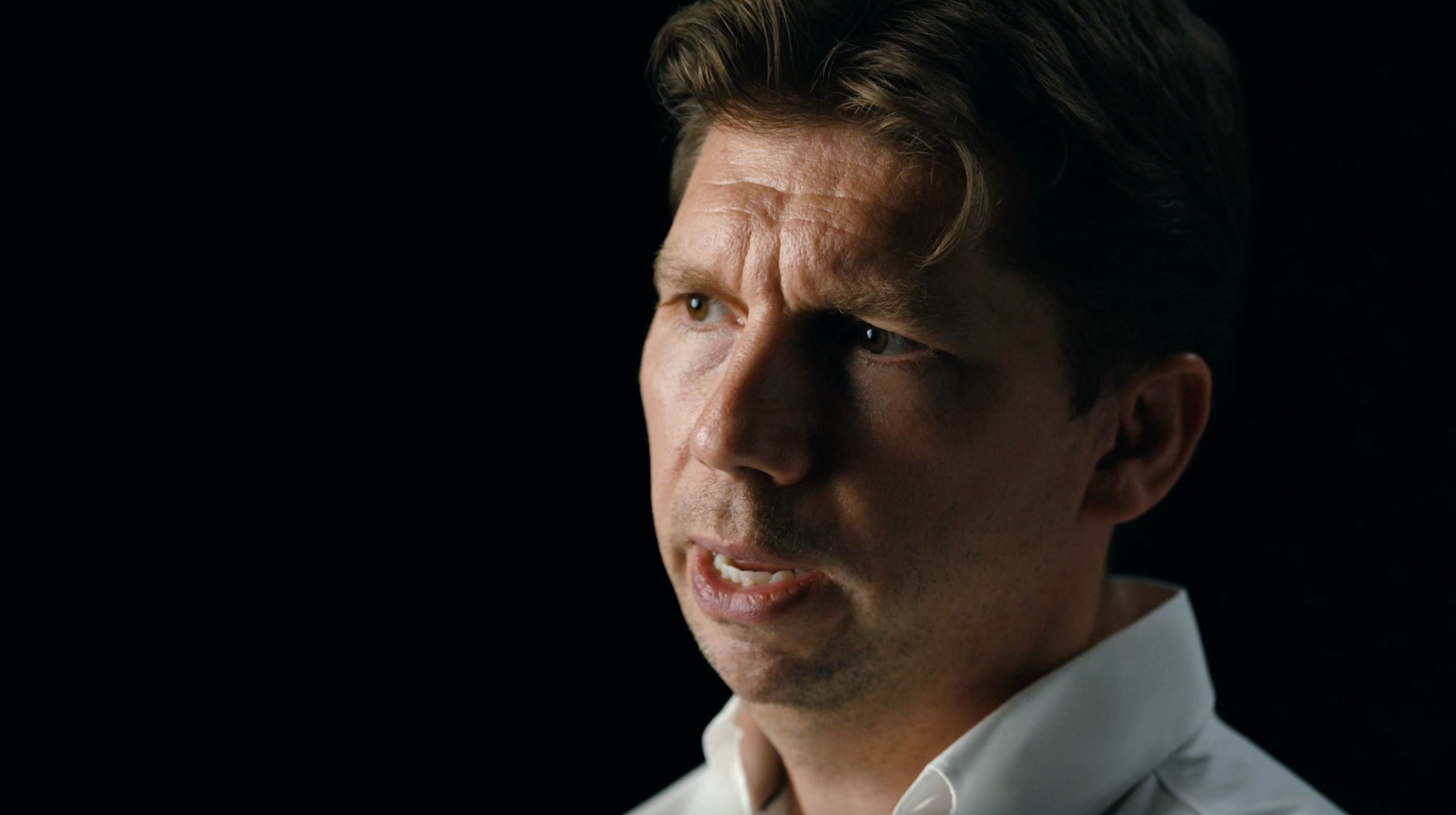 WATCH: Carlos Signs - Drive to Survive Season 7, Episode Episode 4 ...