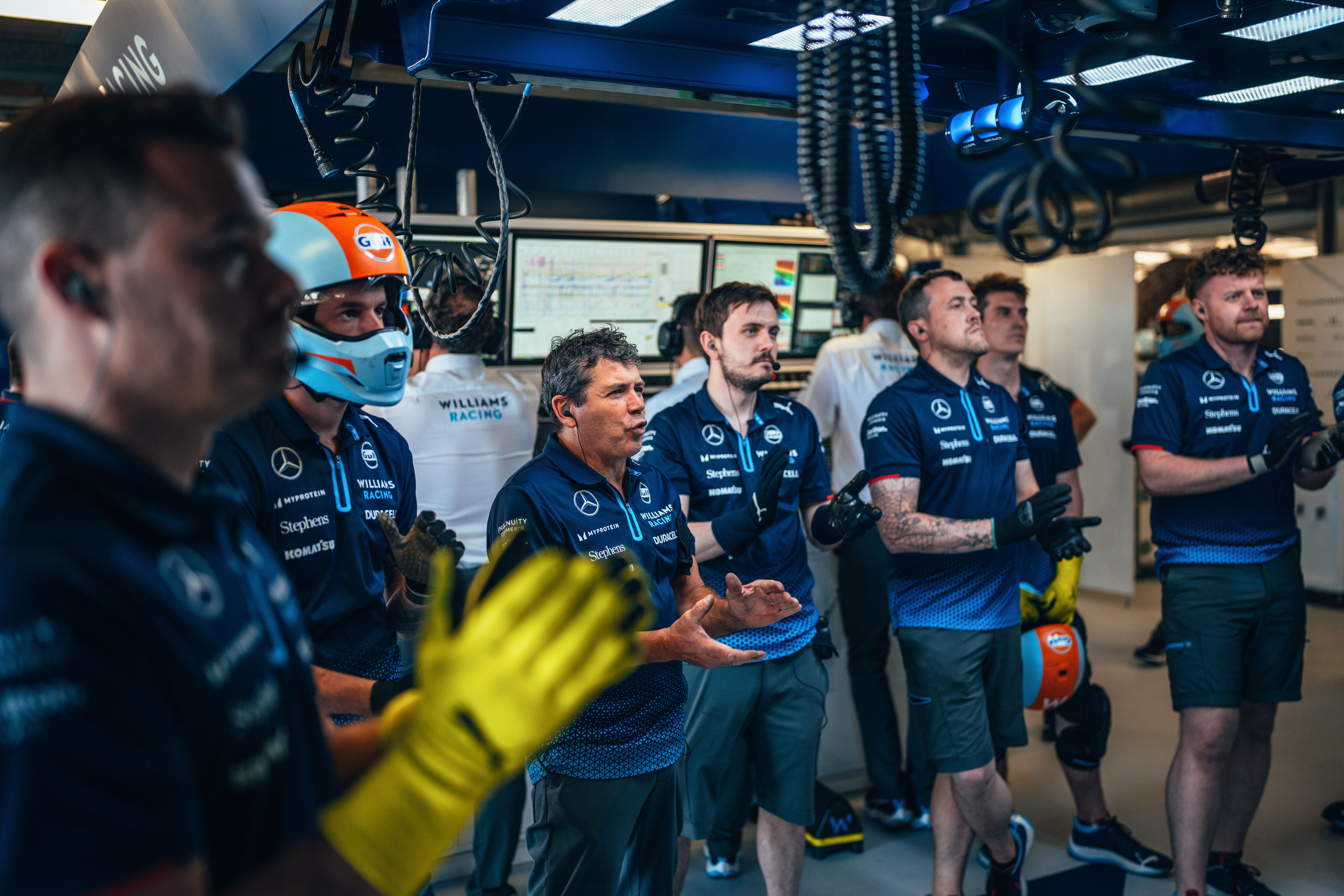 WATCH: The garage reacts to Alex Albon's P9 lap | Atlassian Williams Racing